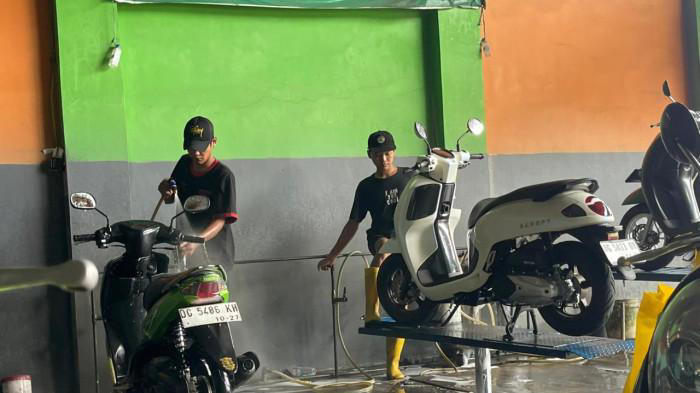 Cuci Motor Mita Ternate Selalu Ramai, Bisa Sampai 100 Motor per Hari
