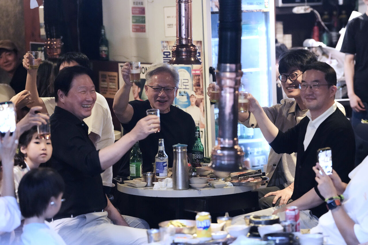 黃仁勳大口塞五花肉!「LG董事長當忙內」負責烤肉 他霸氣買單