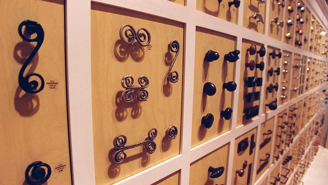 How to choose kitchen cabinet hardware like a designer
