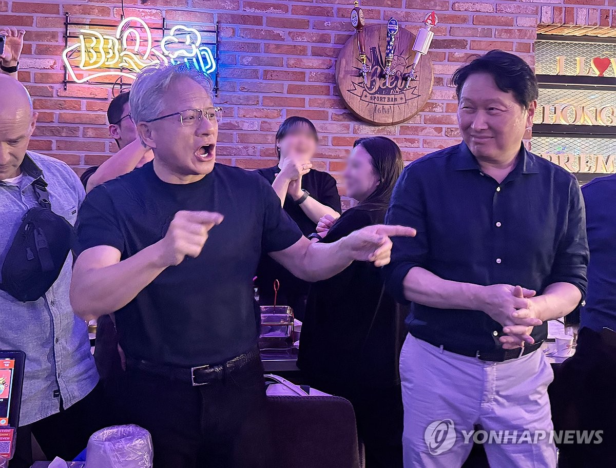'치킨 사랑' 젠슨 황, 또 깐부치킨 찾는다…최태원과 재회
