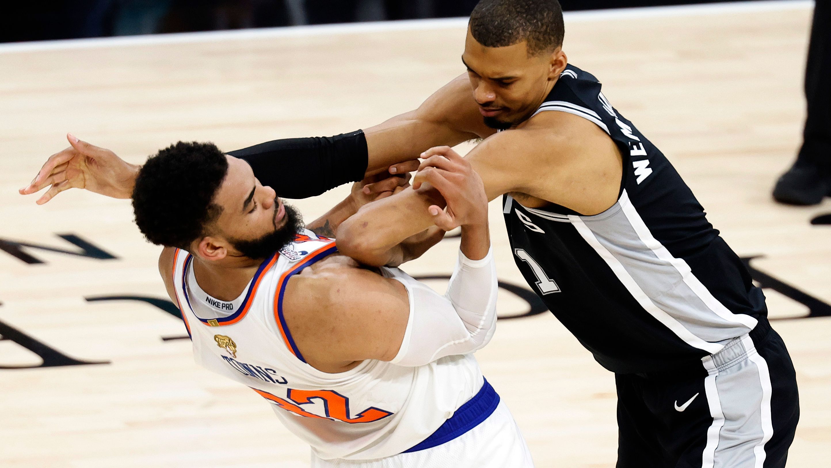 Das gab es seit den legendären Duellen zwischen Steph Curry und LeBron ...