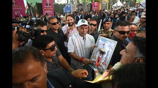Chinar crusade: Scores march with J&K LG as Ganderbal becomes ground ...