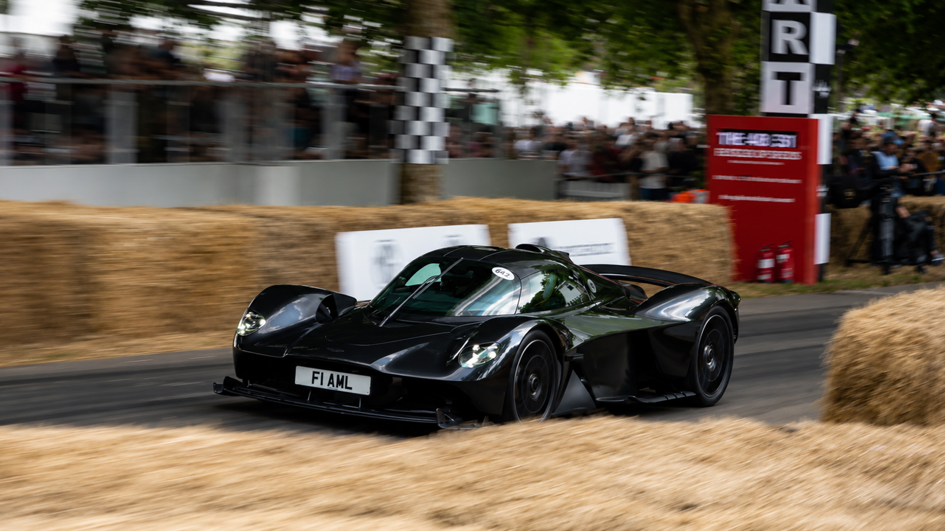 Zeldzame Aston Martin Valkyrie maakt brute start op het circuit