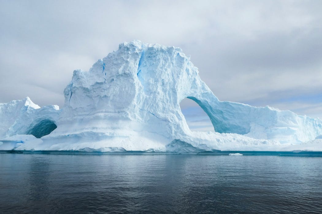 La poussière d’étoiles piégée dans la glace antarctique révèle des ...