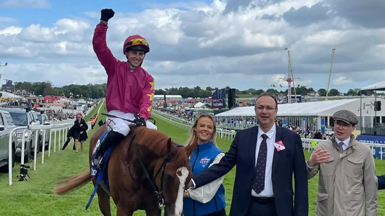 Thundering on thunders home in Epsom Oaks!