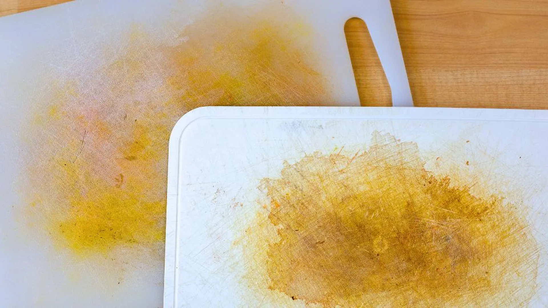 Vlekken uit een snijplank verwijderen: de 5 beste tips voor hout en plastic
