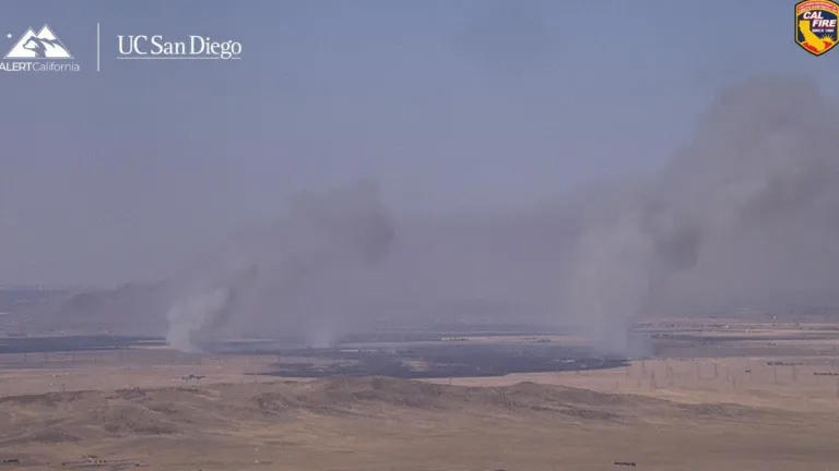Brush fire scorches 2,000 acres across LA and Kern counties, triggering ...