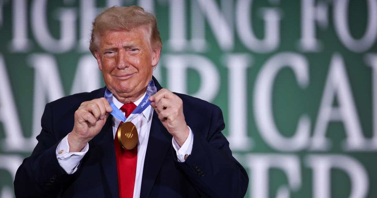 Trump jokes 'never giving this back' after Jordan Stolz places gold ...