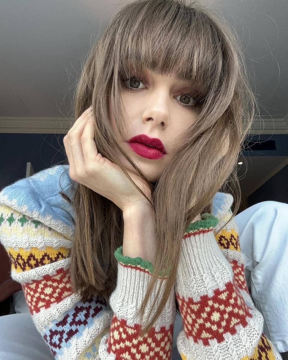 Dari subtle hingga statement, intip eye makeup Lily Collins yang memikat