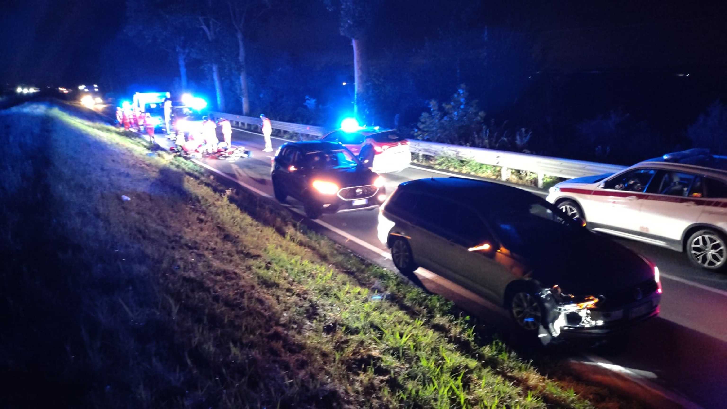 Auto investe due ragazzi in sella alle loro biciclette, morto 19enne ...