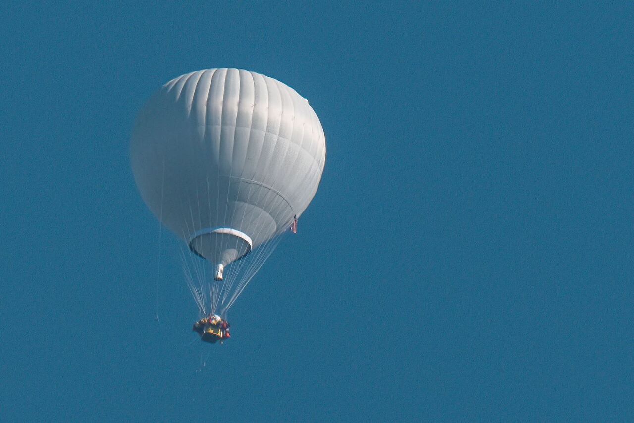 Adventurers start journey across Atlantic Ocean in hydrogen balloon