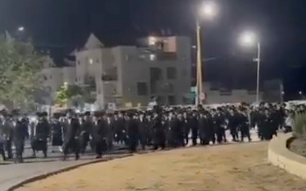 Hundreds of Haredi rioters try to break into Jerusalem police station ...