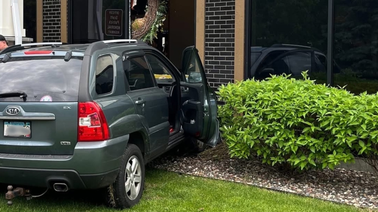 Car crashes into Mendota Heights restaurant, 1 person hurt