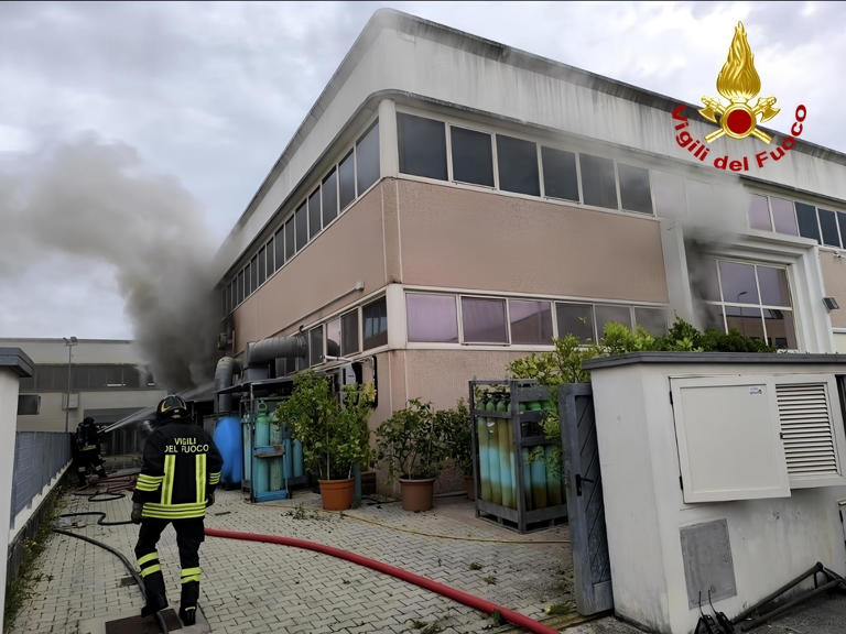 Una colonna di fumo dalla fabbrica. A fuoco il macchinario, tanta paura
