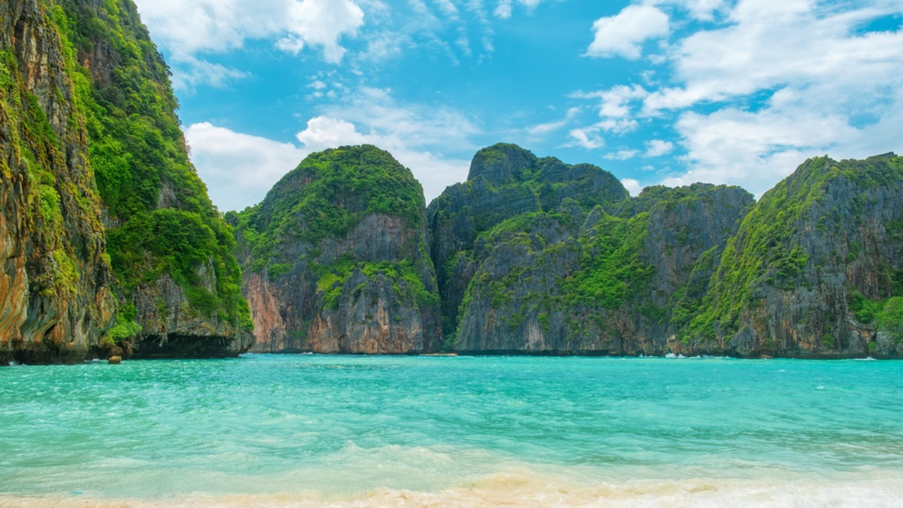 17 famous beaches around the world travelers say can be overrated