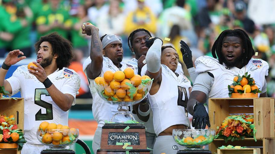 Oregon stars Bear Alexander and Dante Moore team up for heartfelt moment