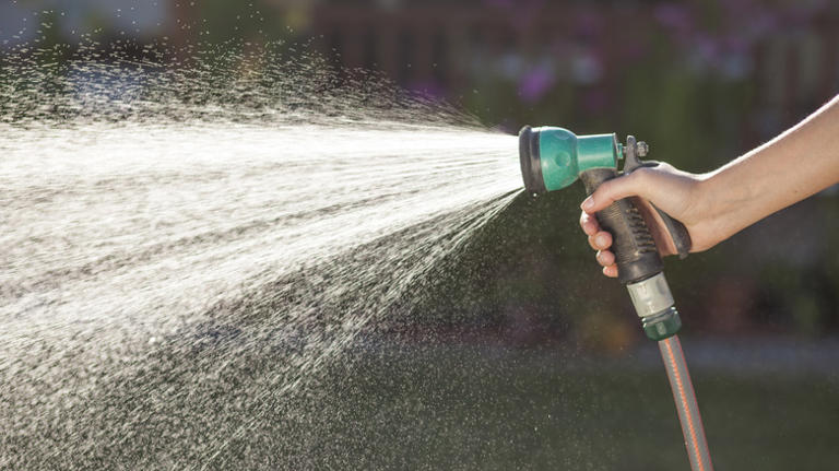 Keep your garden hose organized with a wood pallet storage solution