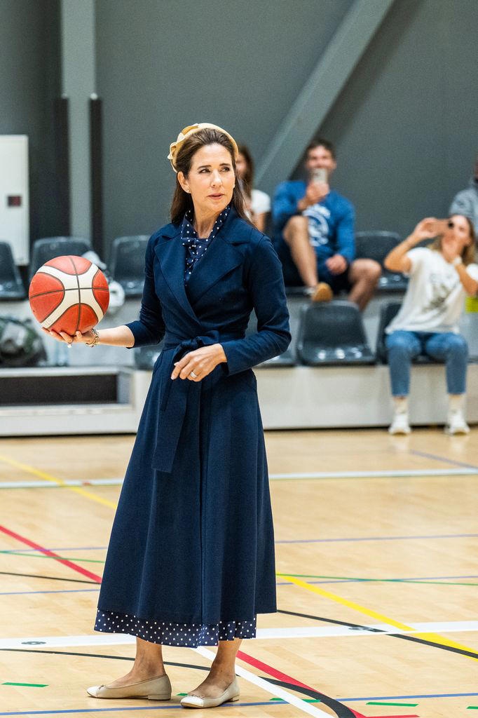 Queen Mary of Denmark redefines protocol: A silk dress and a surprising ...