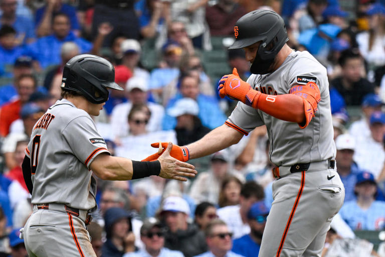 Giants score 18 runs in Tony Vitello's Wrigley Field debut