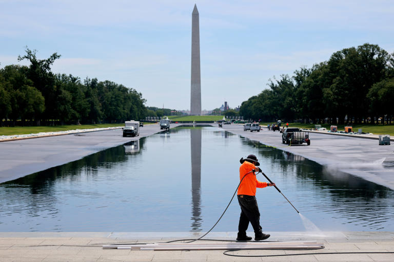 Trump shows farmers printed pictures of his reflecting pool