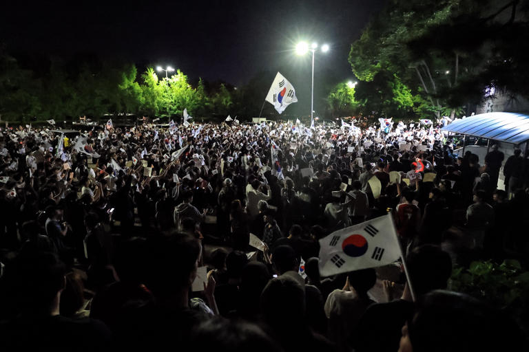 Second-day Jamsil protests strand staff