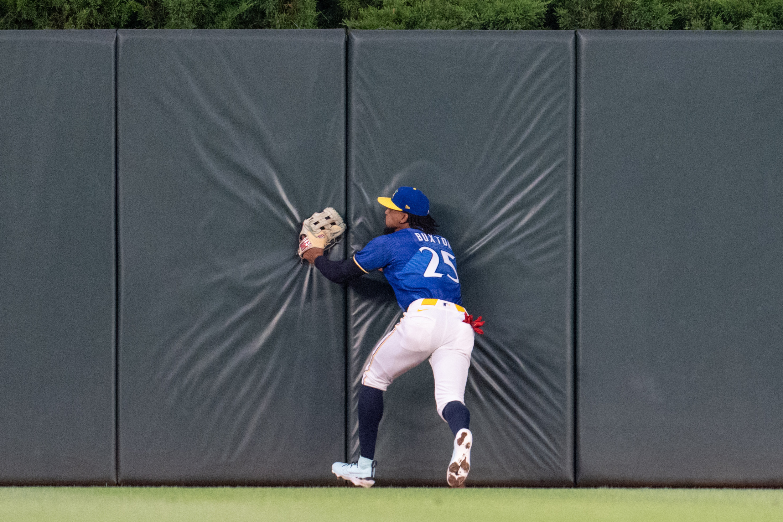 Twins' Byron Buxton gets another injury scare after running into wall