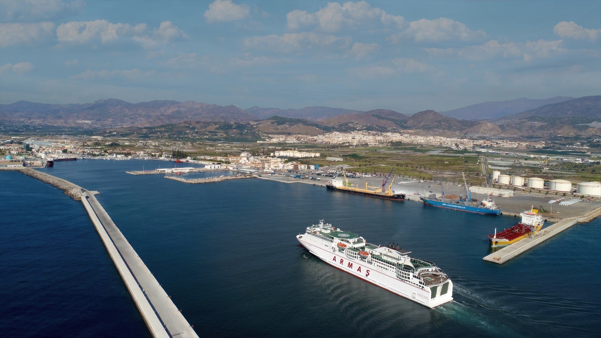 La costa de Granada reclama un tren con Málaga