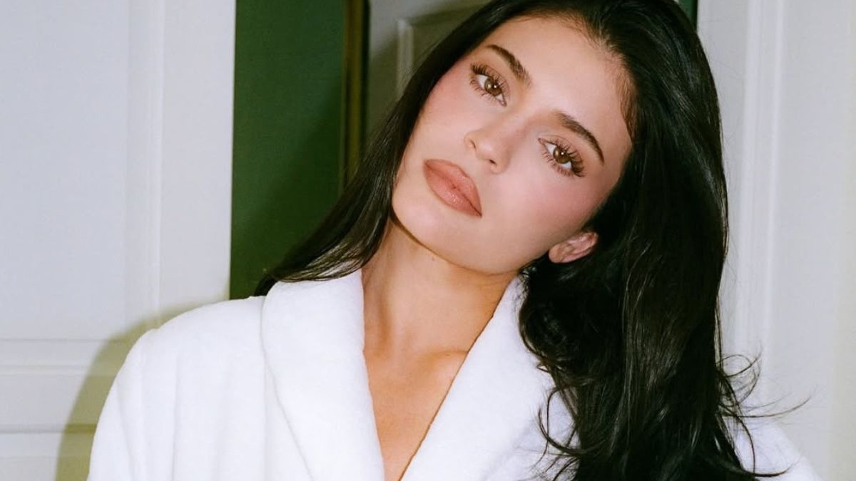 Kylie Jenner brings back retro-chic summer style with oversized 90s hoops