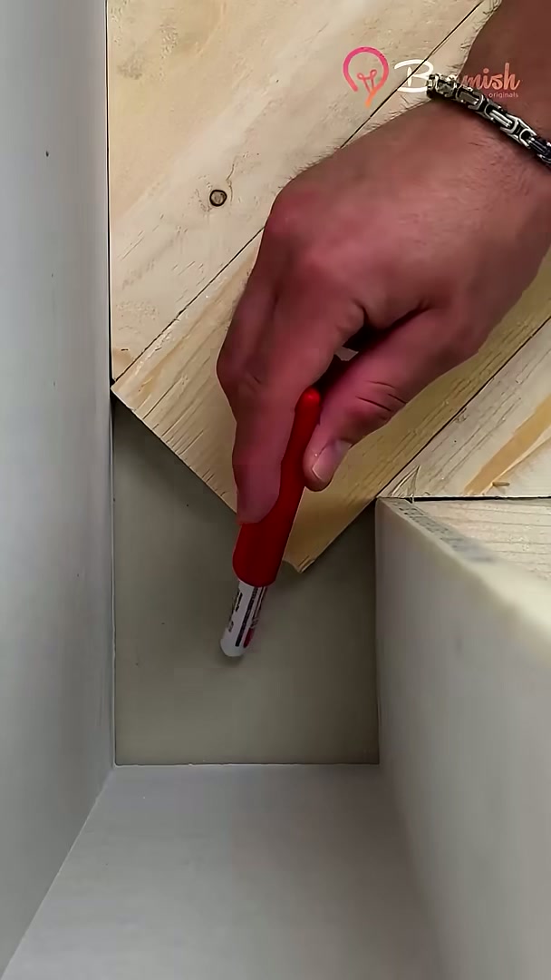 Simple wood corner measuring hack #diywood #corner #measuring #trick