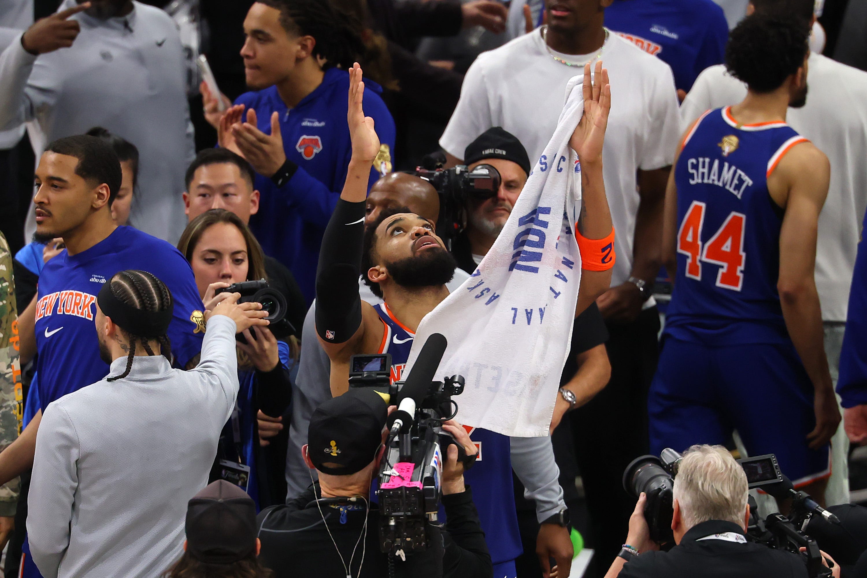 Knicks hold off Spurs' furious rally in classic NBA Finals Game 2 win