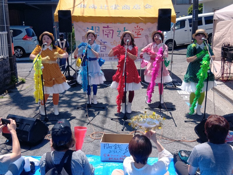 News in easy English: Idol group of women, average age 55, cheers up ...