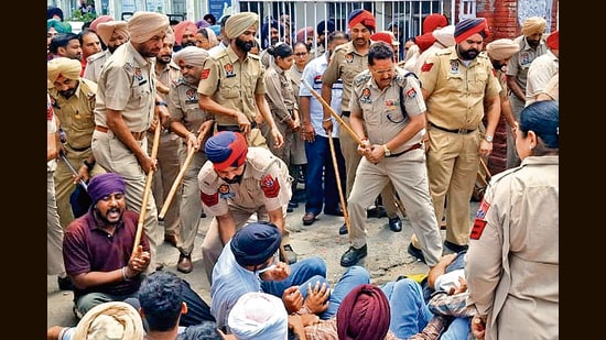 20 apprentice linemen hurt as cops resort to lathicharge in Patiala