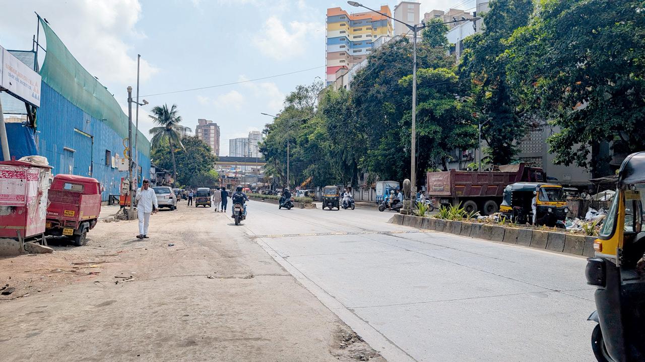Mumbai: Traffic police clears illegal parking on Relief Road