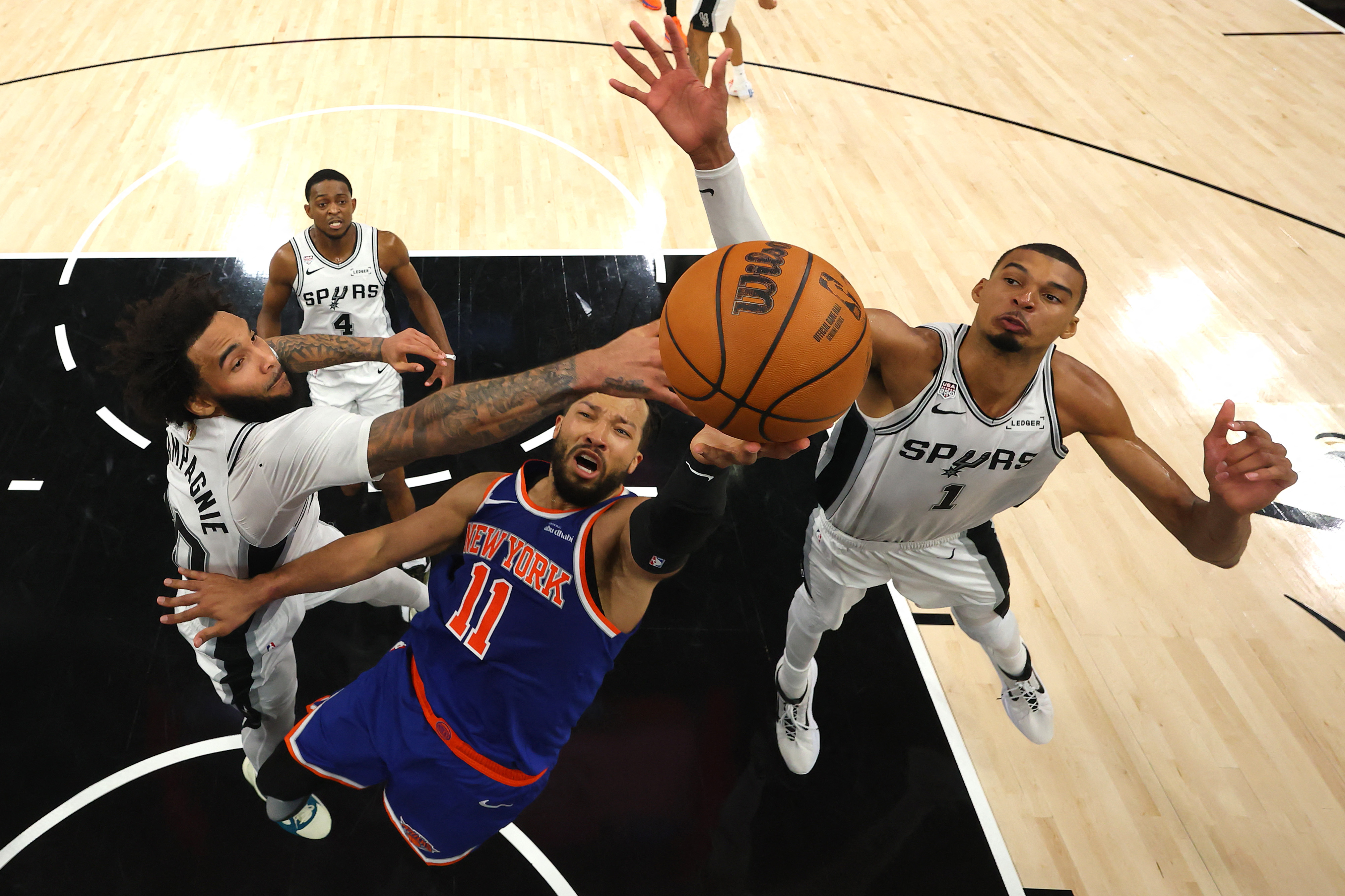 New York Knicks hold off San Antonio Spurs 105-104 for 2-0 NBA Finals lead