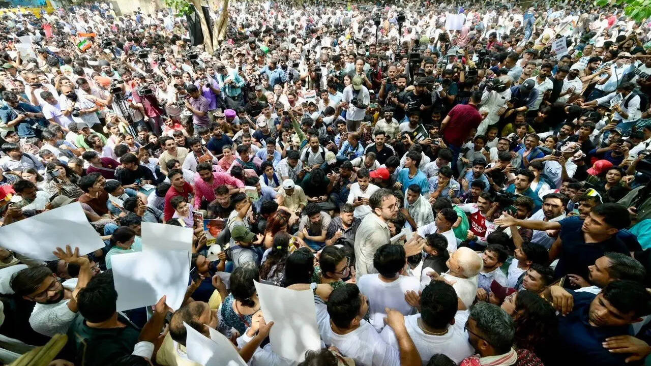 CJP founder dodges Times Now queries: Mic pushed away, questions ignored