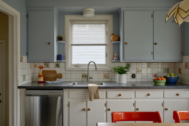 Brimming with her best finds, this dealer’s 750-square-foot home is ...