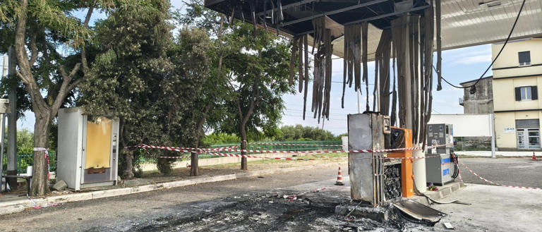 Braccianti bruciati vivi in auto. Il benzinaio distrutto: "Ho visto l ...
