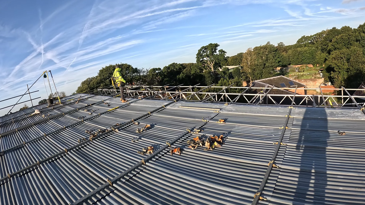 The dangerous reality of dismantling temporary roofs in construction