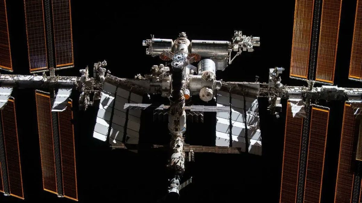 Five astronauts return to normal after space station leak scare