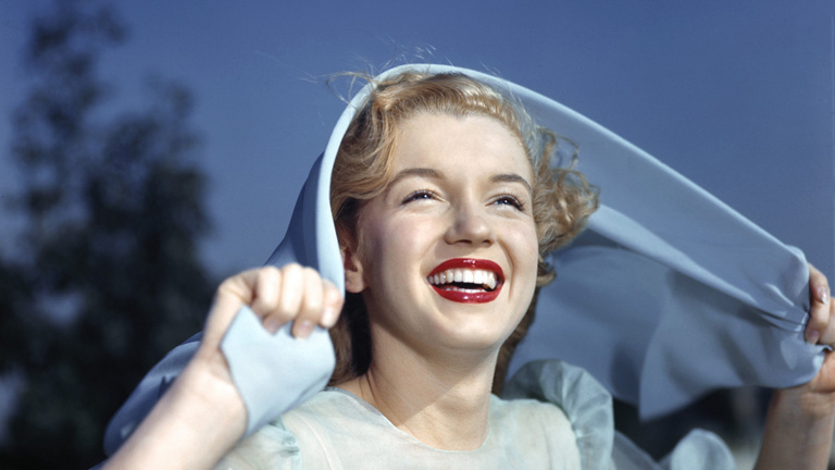 100 éve született Marilyn Monroe, limitált luxusmackó, pezsgő és ...