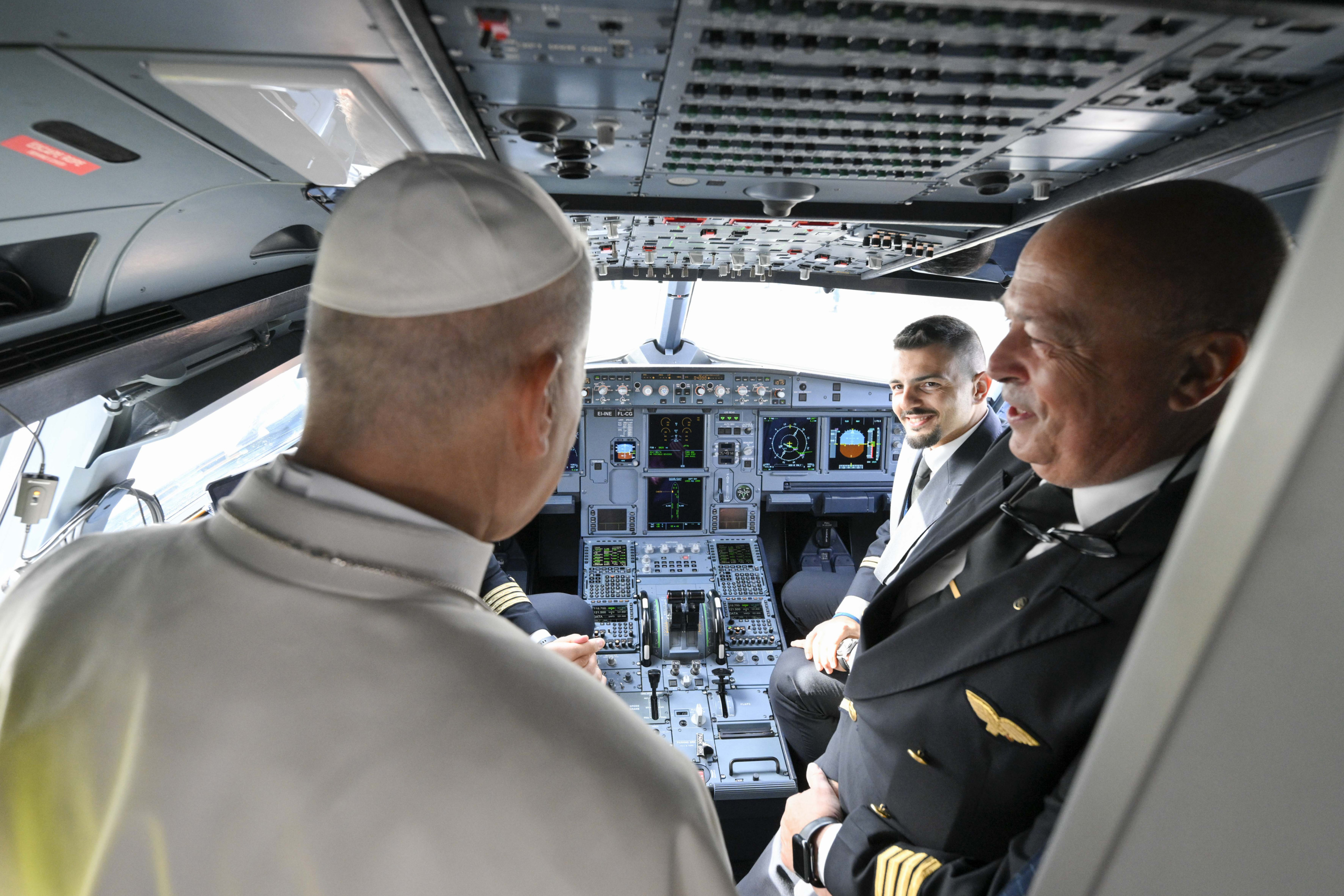 L'aereo con a bordo il Papa è atterrato all'aeroporto di Madrid
