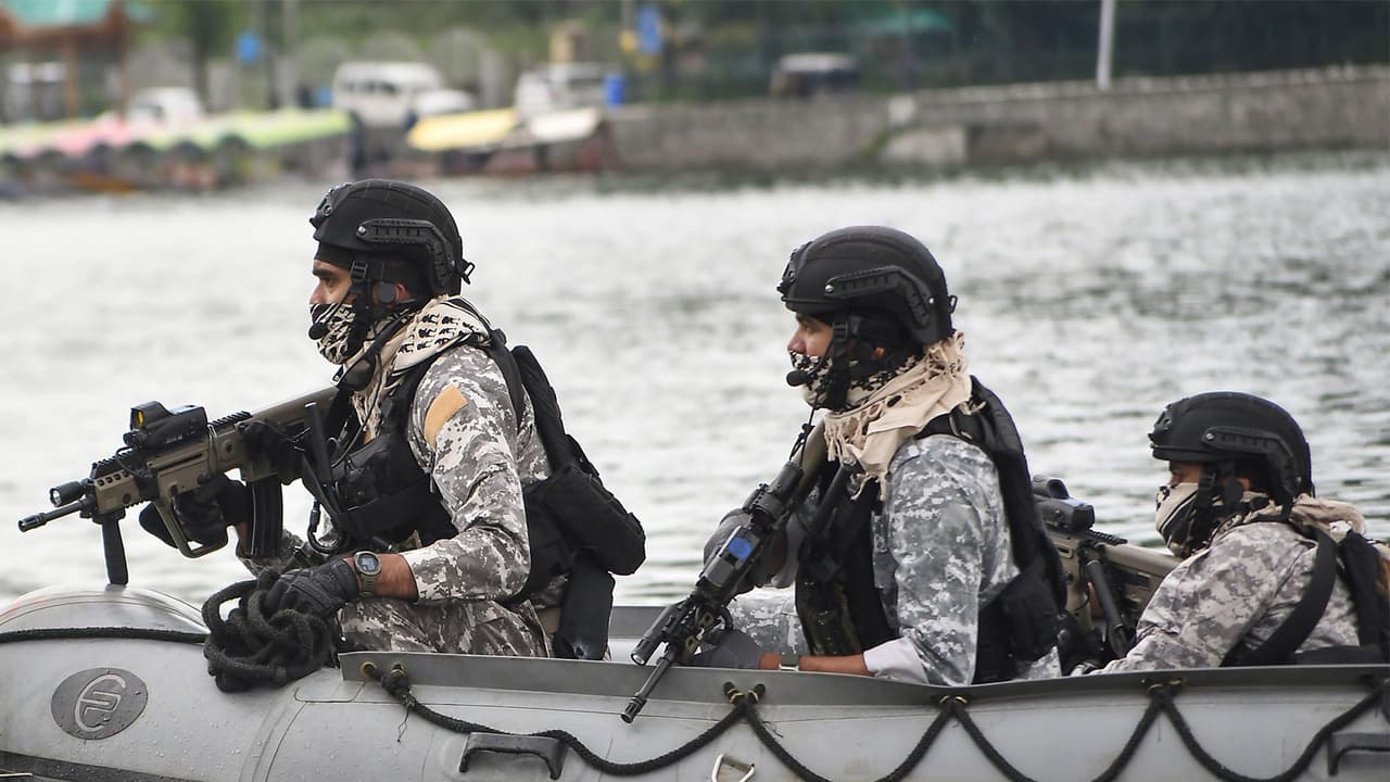 Navy commando unfit for combat suffers 100% loss of earning capacity