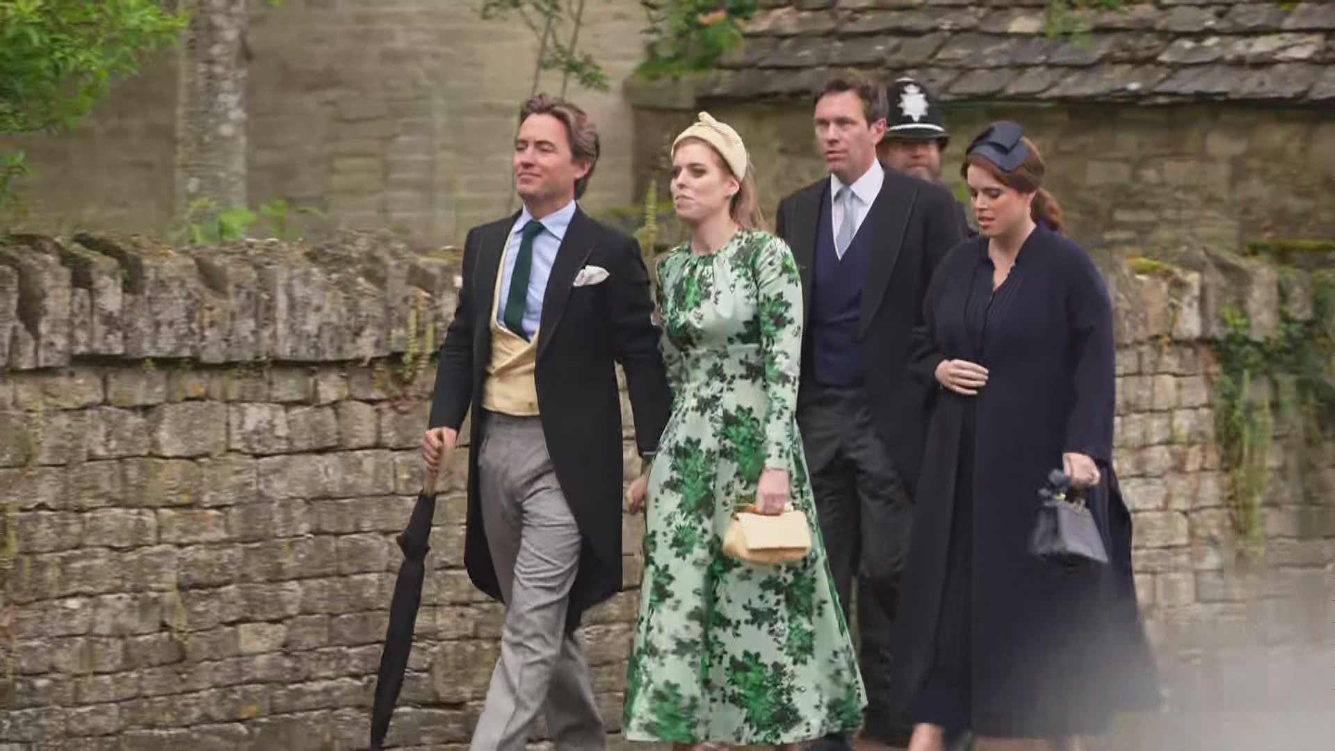 Beatrice and Eugenie arrive for wedding