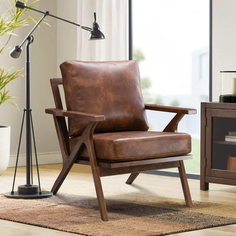Jennifer Aniston’s warm minimalist living room is a lesson in mid ...