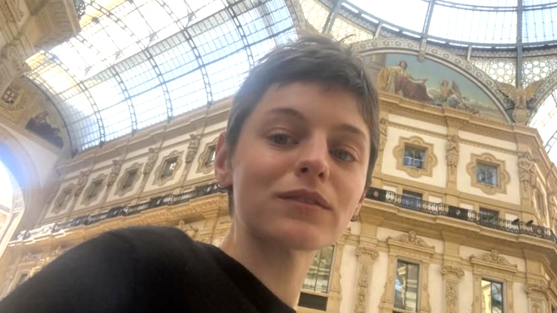 „Sie sieht aus wie ein Mann“: Emma Corrins Outfit spaltet die Meinungen ...