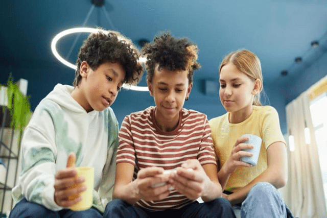 Social media has become the first choice of urban youth, and women are ...