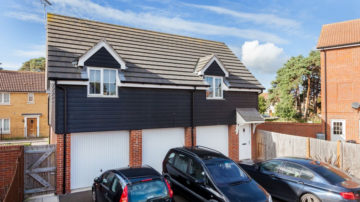 UK drivers storing cars in garages paying more for insurance, study finds