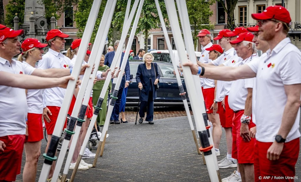 Beatrix viert 175-jarig bestaan van koninklijke roeiclub De Maas