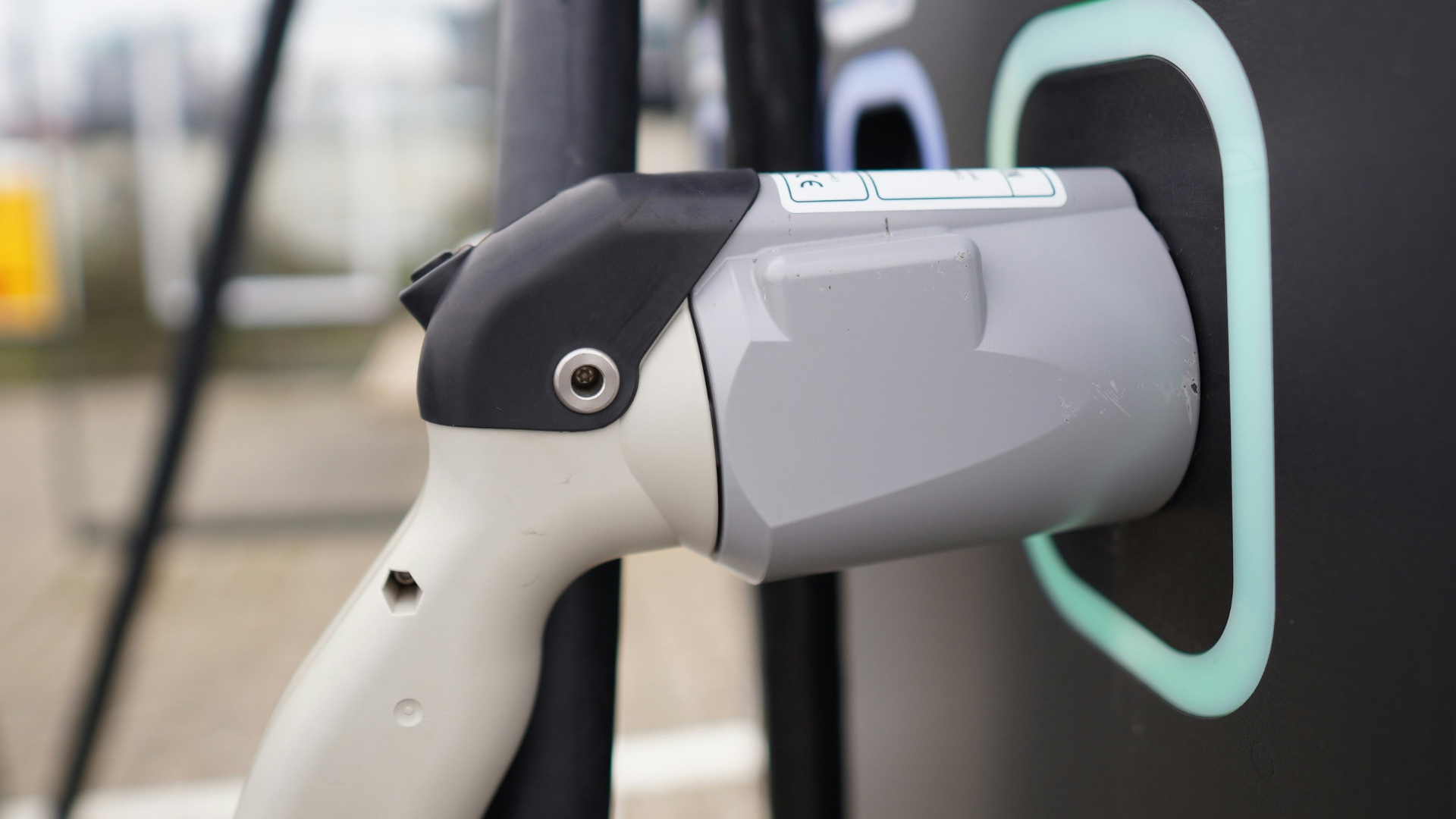 Elektrisch rijden duur? Nee hoor, zo laad je het goedkoopst (en soms ...