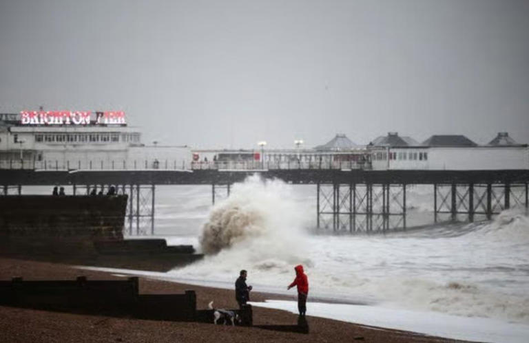 Unseasonably strong winds – yellow weather warning issued for Sussex coast